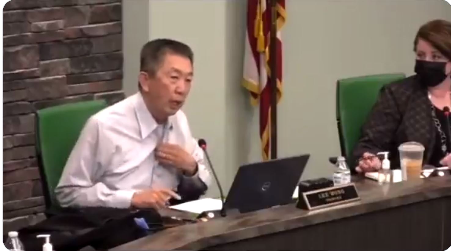 Giới chức Mỹ gốc Á cởi áo khi họp, cho thấy sẹo, hỏi ‘Thế này đã đủ yêu ...